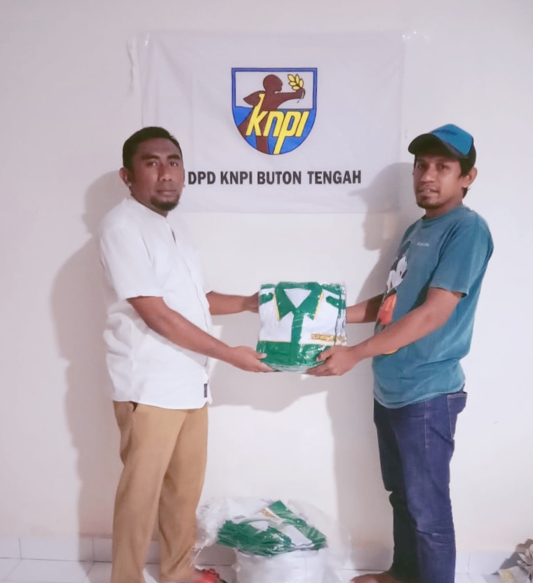 DPD KNPI Buton Tengah Salurkan Bantuan Atribut Organisasi Kepada Dua ...