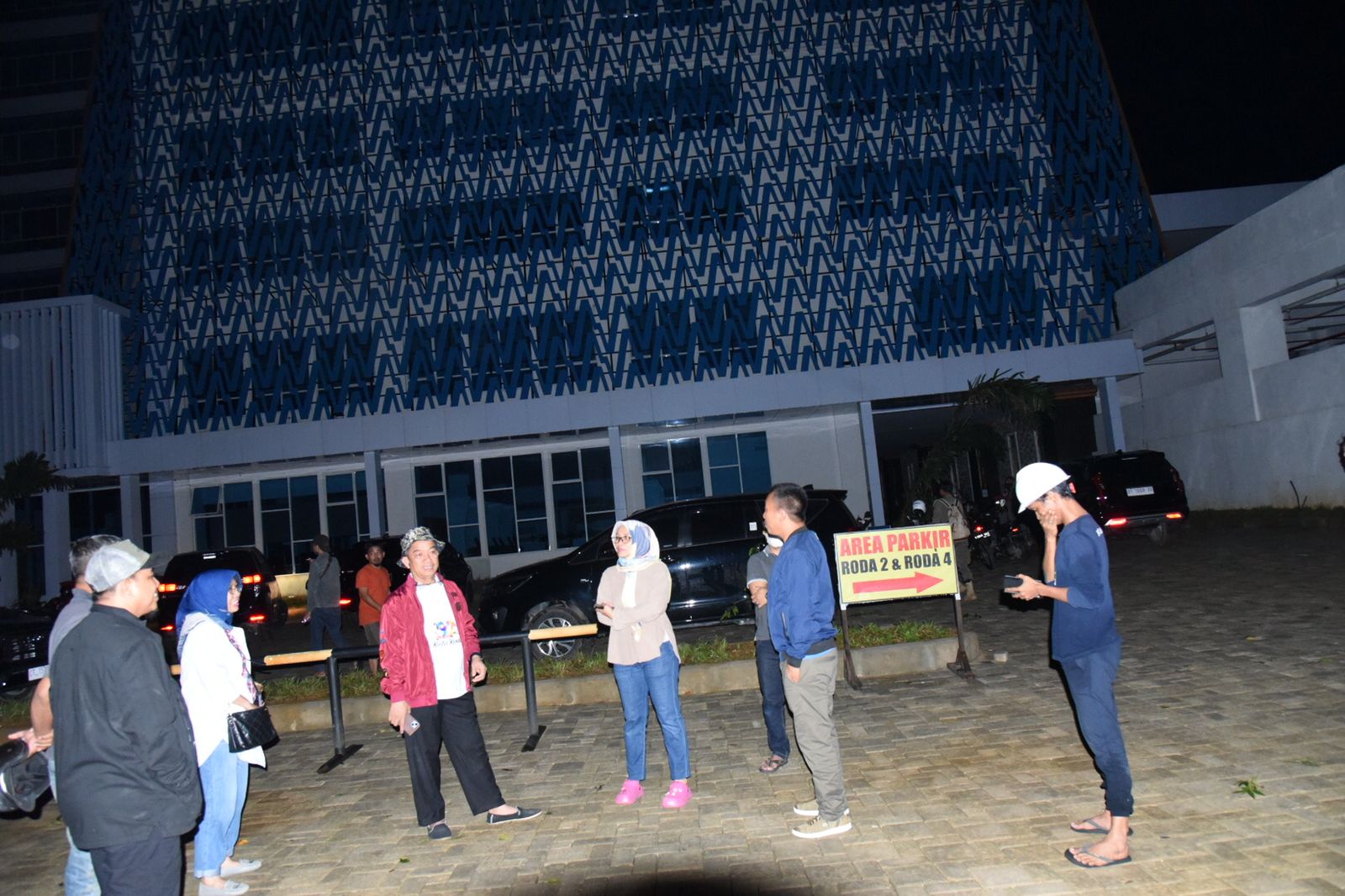 Hujan dan Angin Kencang Melanda Kota Kendari, Ornamen Kantor Balai Kota Rubuh - Sultrademo.co